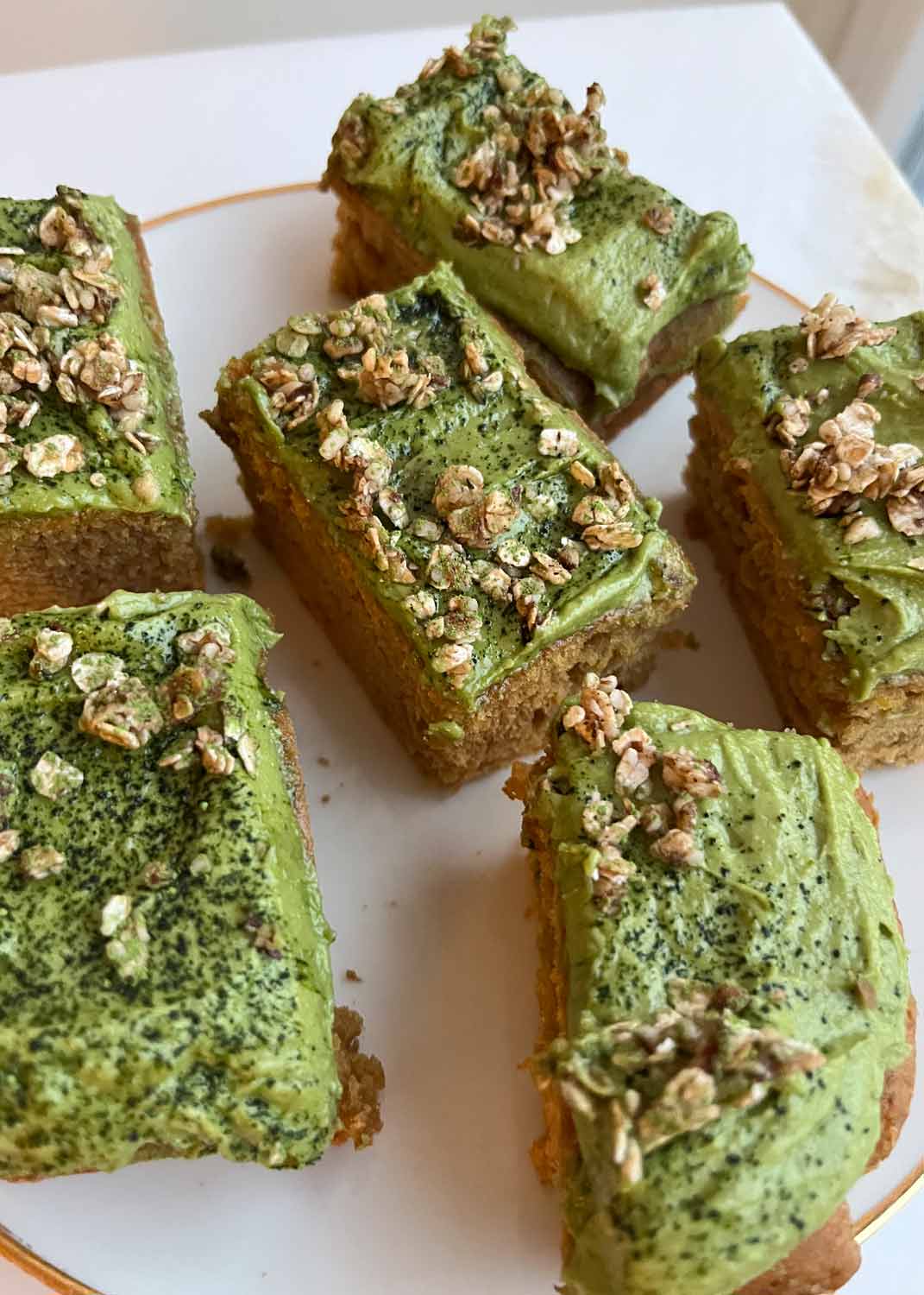 Bolo de abóbora com cobertura de matcha e granola crocante – HEALTH BAR ...