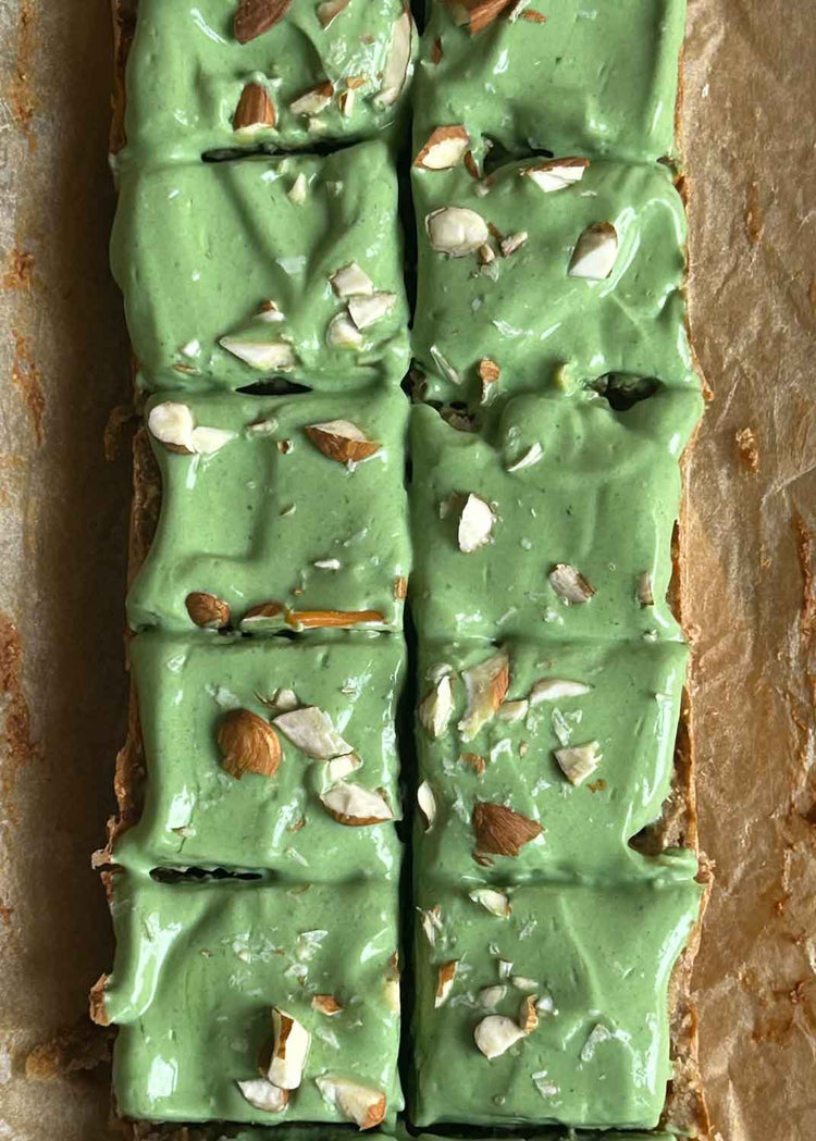 Carrot Cake mit Matcha-Frosting – HEALTH BAR GmbH
