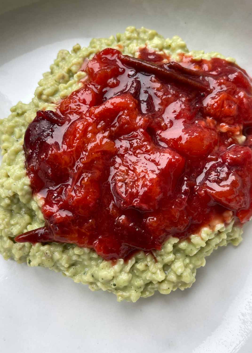 Matcha Porridge mit Pflaumen – HEALTH BAR GmbH